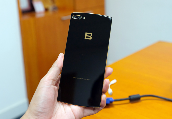 Trên tay Bphone 2017 Gold xuất hiện: Giống Bphone 1, camera kép và viền ...
