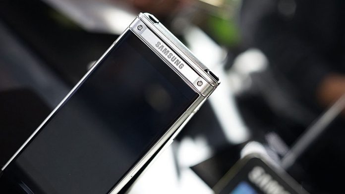 Trên tay smartphone nắp gập của Samsung - W2018: Snapdragon 835, RAM 6GB, camera khẩu độ lớn ...