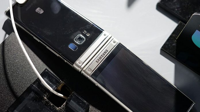 Trên tay smartphone nắp gập của Samsung - W2018: Snapdragon 835, RAM 6GB, camera khẩu độ lớn ...