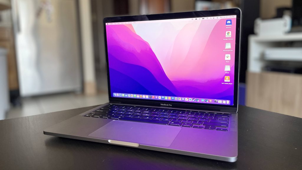 Review chi tiết MacBook Pro M2 13 inch 2022: "Quái vật" xinh đẹp nhà ...