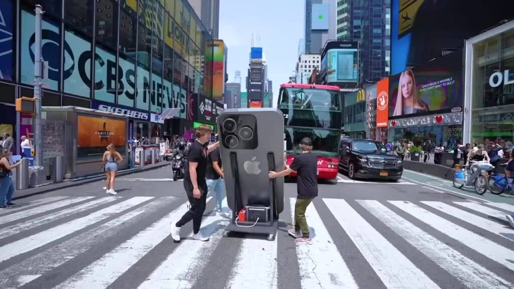 iPhone Pro Max Plus Ultra của Matthew Beem - chiếc iPhone lớn nhất thế ...