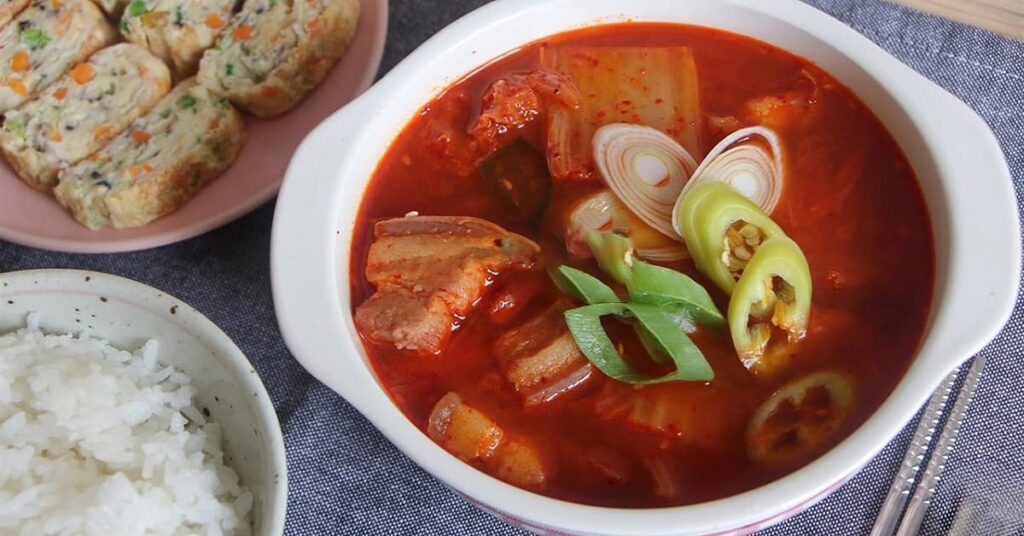 Cách nấu canh kim chi chua cay đậm vị, ngon như nhà hàng
