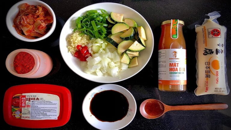 Cách nấu canh kim chi chua cay đậm vị, ngon như nhà hàng
