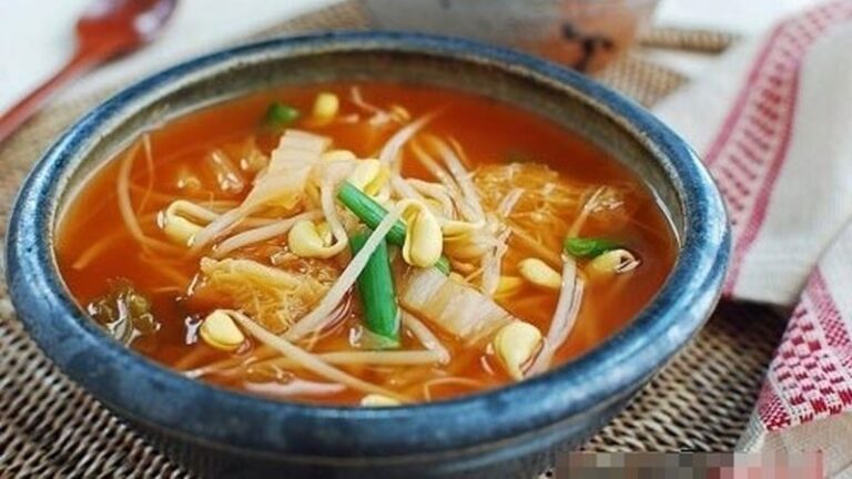 Cách nấu canh kim chi chua cay đậm vị, ngon như nhà hàng